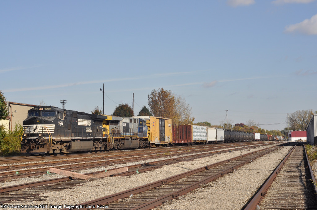 NS 9572 On NS 177 Westbound